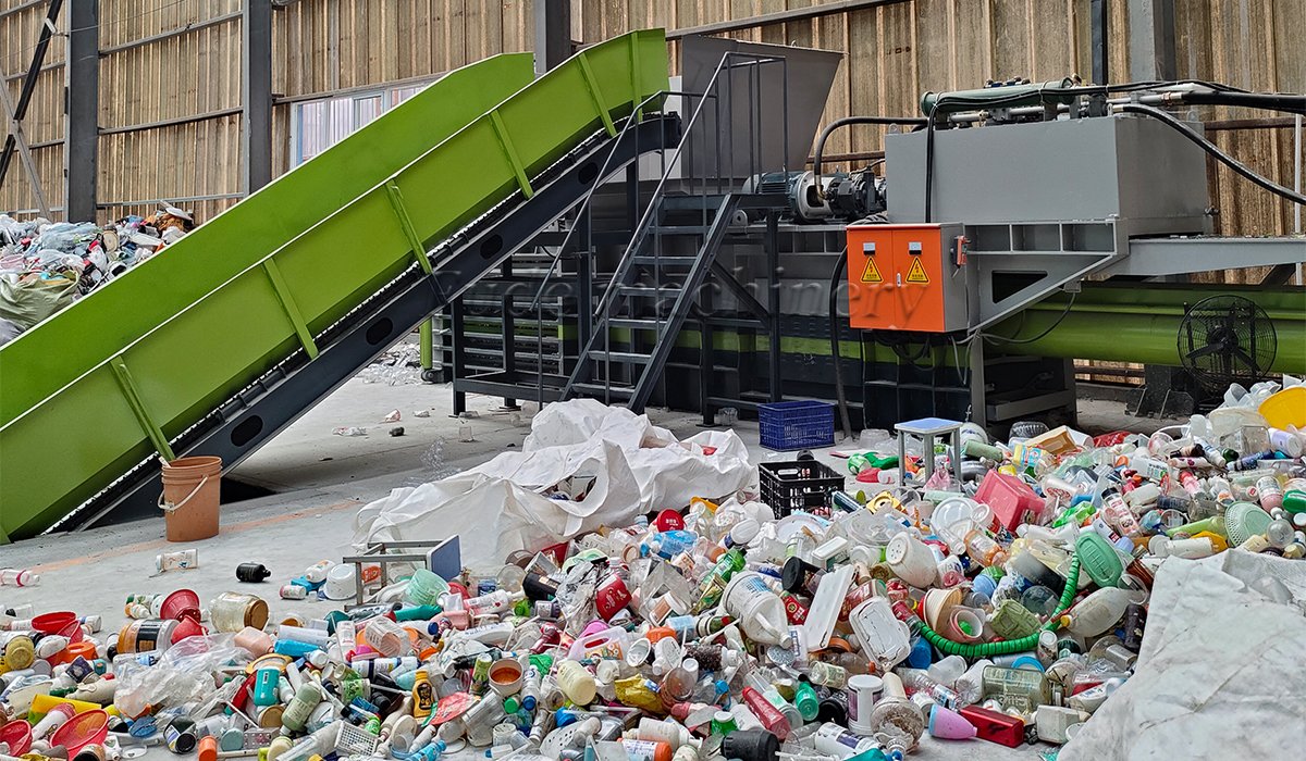 How does an industrial hydraulic waste material baler work?
